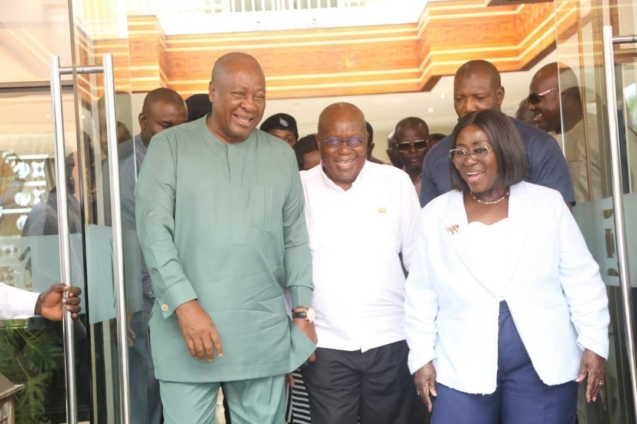 Prior to his inauguration, Akufo-Addo tours the Jubilee House with Mahama.