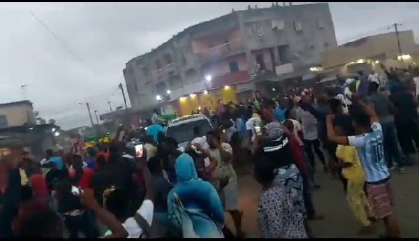 Watch how Gabonese celebrated with coup soldiers on streets of Libreville