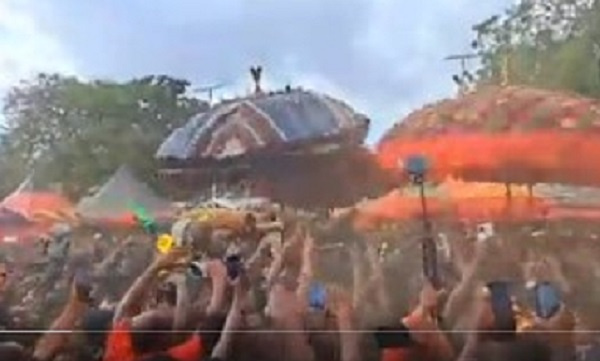 Asantehene shakes Berekum as he dances in palanquin to Berekumhene’s ...