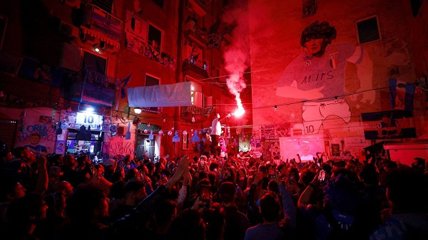 Watch how Napoli fans light up Naples to celebrate first Serie A title ...