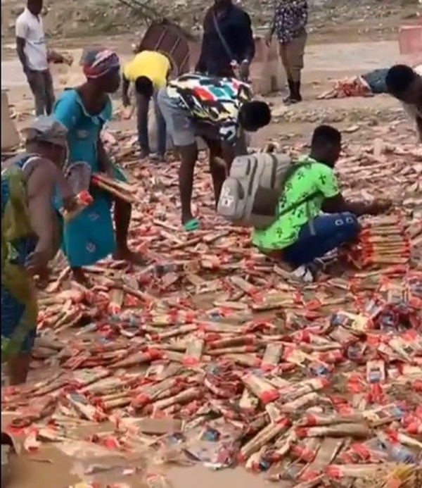 Residents rush for spaghetti spill on Amasaman-Nsawam Highway