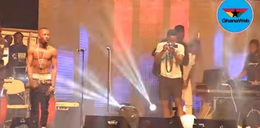 Video | Fans go 'crazy' over Patapaa's 'One Corner' song at Ashaiman to ...